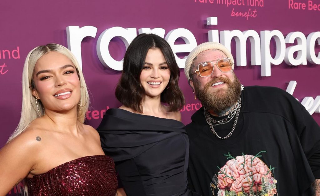 Karol G y Selena Gomez en el evento benéfico de Rare Impact