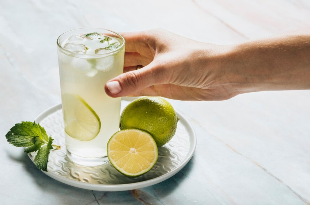 Agua con limón: para qué sirve, beneficios y explicación