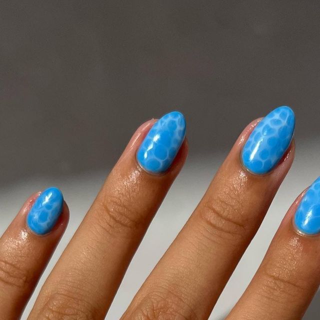 Pool Water Nails: inspiración acuática en la manicura de moda