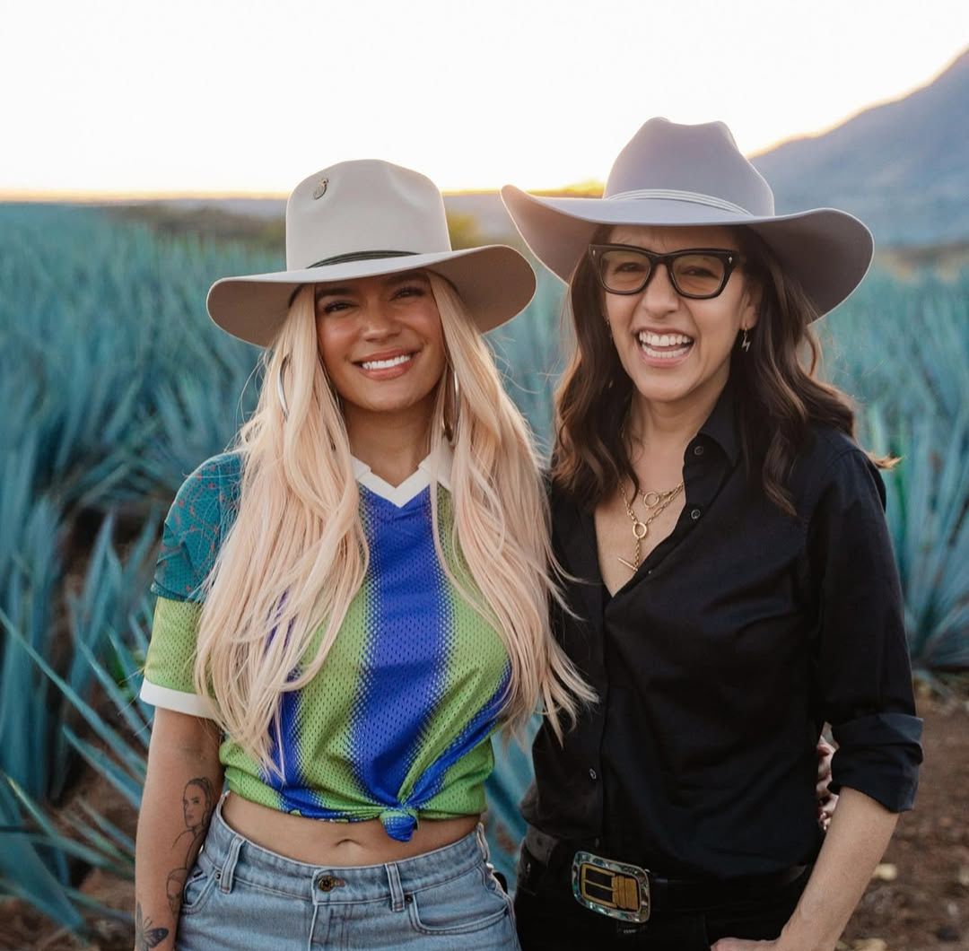 Karol G estrena su propio tequila llamado 200 copas