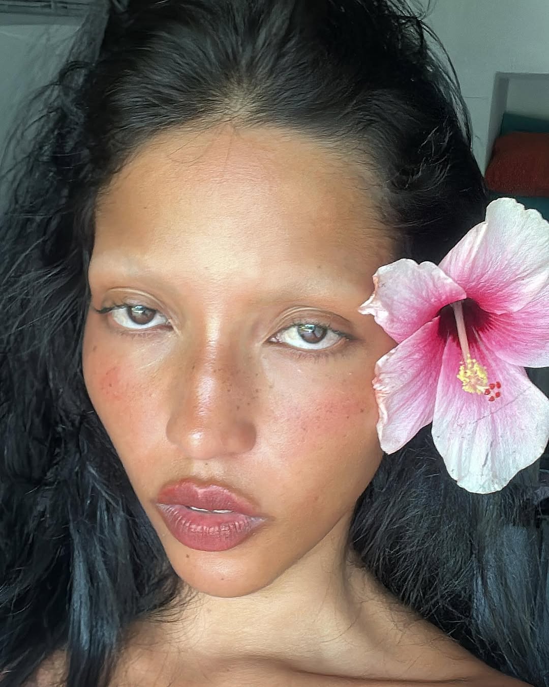 Cejas decoloradas: estilo minimalista y futurista en maquillaje