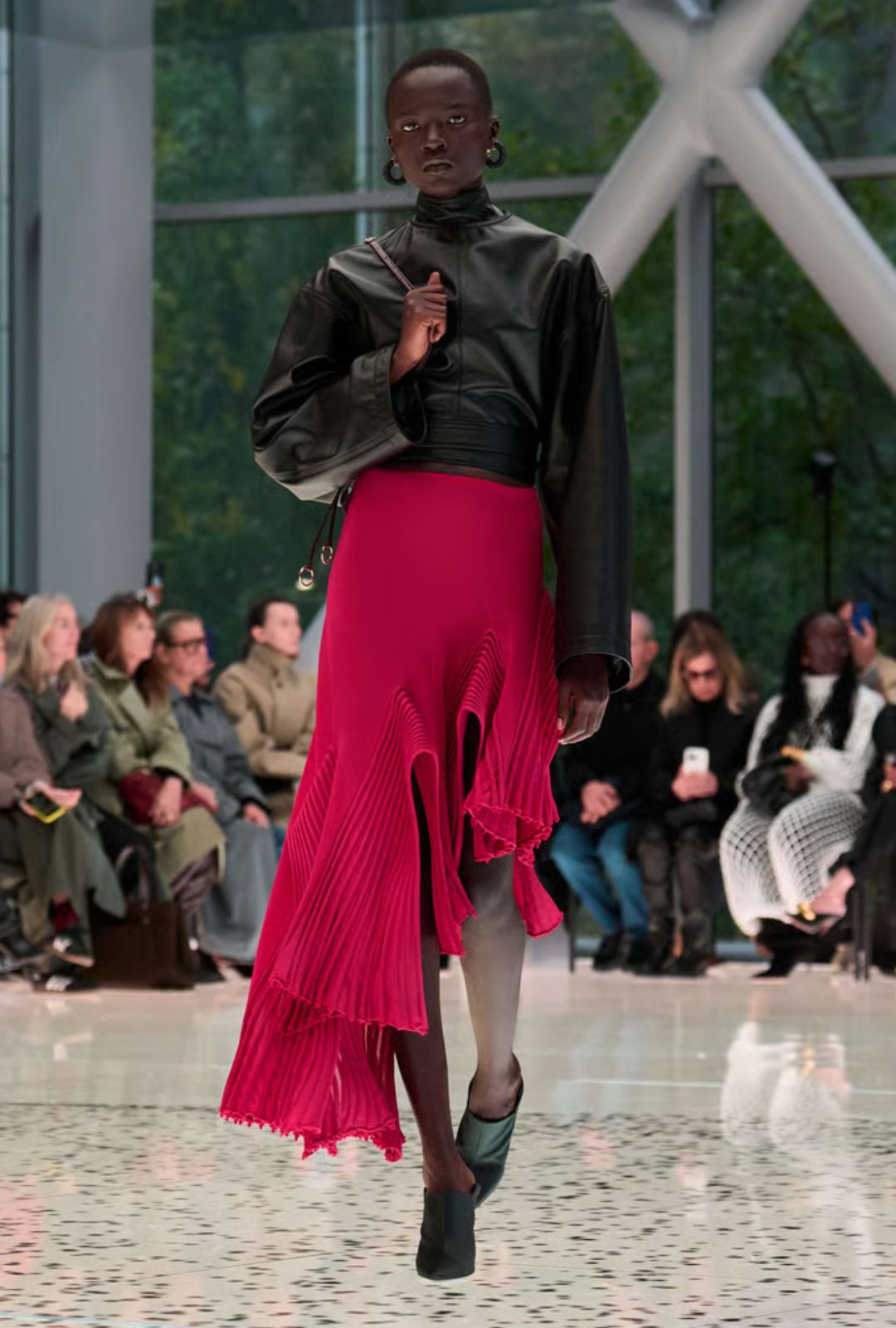 Desfile Alaïa SS26: flecos, seda y cuero en movimiento