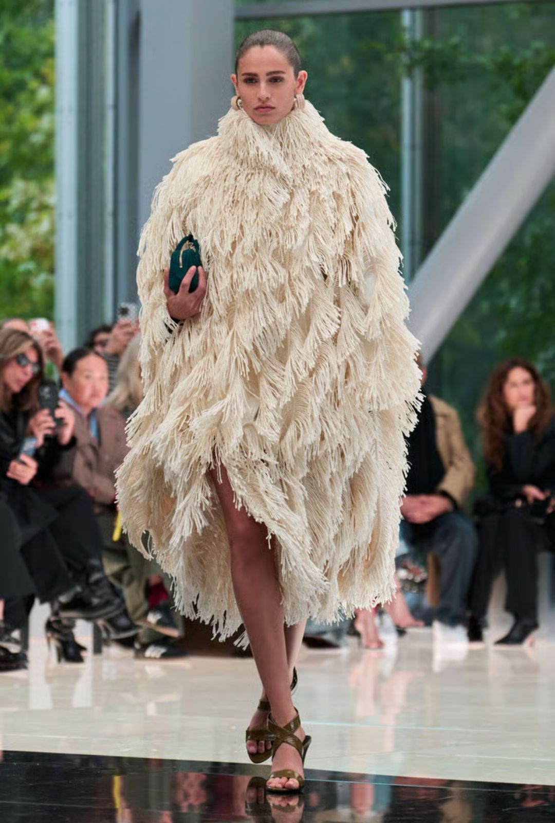 Desfile Alaïa SS26: flecos, seda y cuero en movimiento