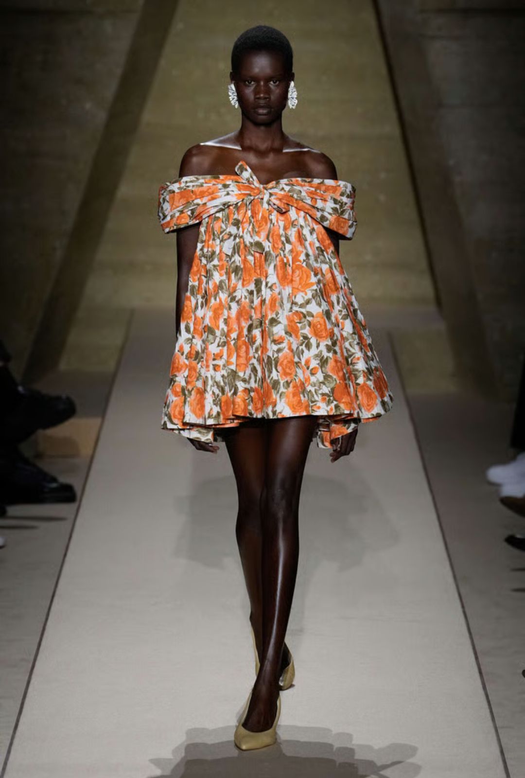 Chemena Kamali reinventa Chloé con vestidos florales SS26