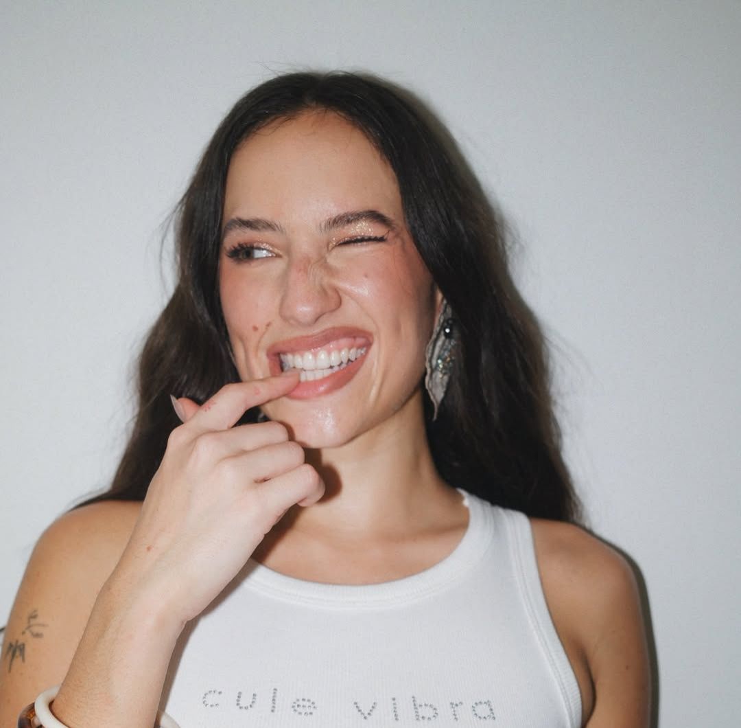 Aria vega: ella es la artista que hoy suena con Chévere
